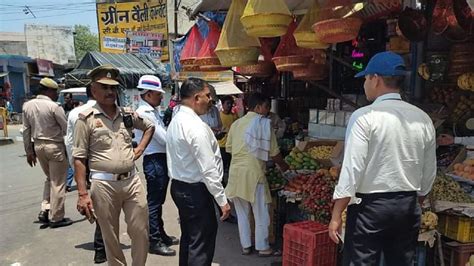 Municipal Corporation Team Along With The Traffic Police Removed The