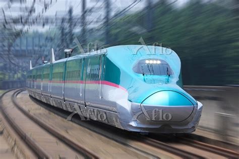 疾走するE5系東北新幹線はやぶさ 電車 15875571 の写真素材 アフロ