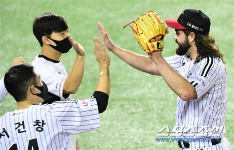 Lg 켈리 47g 연속 5이닝 이상 투구 양현종과 어깨 나란히 잠실 Live
