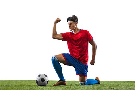 한 백인 축구 축구 선수의 자른 초상화 나는 풀 바닥 흰색 배경에 고립 된 공을 들고 유니폼 16 17 살에 대한 스톡 사진 및