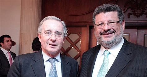 Mientras Se Prepara Para Su Juicio En La Fiscalía Álvaro Uribe Esquiva