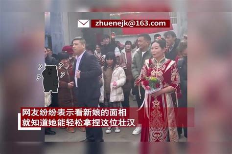 新郎结婚双手插兜一副拽样，新娘手捧花淡定站身旁：轻松拿捏了你