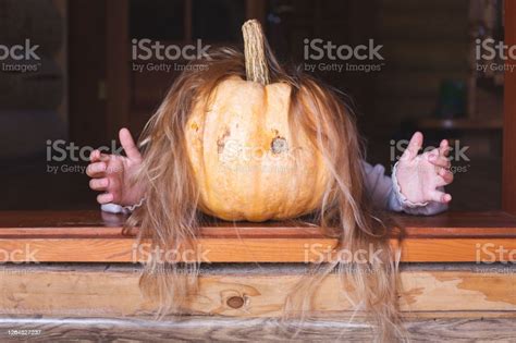 문턱에는 머리카락이 있는 커다란 오렌지 호박이 놓여 있으며 팔을 앞으로 뻗어 나간다 할로윈 휴일 전통 으스스한 무서운 동화