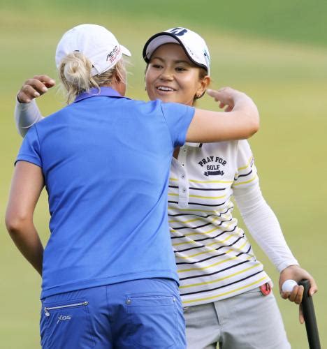 最終ラウンド、ホールアウトし同組選手と抱き合う宮里藍。通算4アンダーで暫定20位 ― スポニチ Sponichi Annex スポーツ