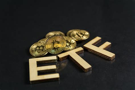 Bitcoin 디지털 머니 펀드 Etf 텍스트 개념 입력 나무 바닥에 넣어 동전 금 금속에 대한 스톡 사진 및 기타 이미지 금 금속 상장지수 펀드 0명 Istock