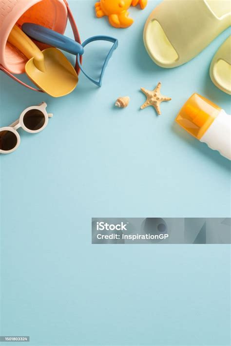 휴가 개념에 아이를 위한 재미있는 활동 슬리퍼와 선글라스 해변 어린이 장난감 자외선 차단제 조개껍데기의 평면도 수직 사진 복사 공간이 있는 파란색 격리된 배경 0명에 대한