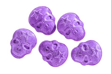 다섯 보라색 Xtc 엑스터시 Mdma 암페타민 또는 약물 약 흰색 배경에 고립 된 두개골 처럼 모양 0명에 대한 스톡 사진 및