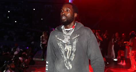 Meek Mill Flaunts 200000 Dream Catcher Style Dreamchasers Chain