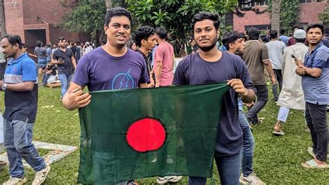 হাতে মুখে শোভা পাচ্ছে জাতীয় পতাকা বিজয়ের সাজে রাজধানী