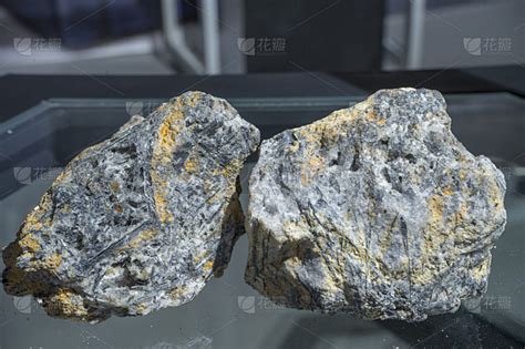 来自泰国南邦的辉锑矿金属和晶体样品