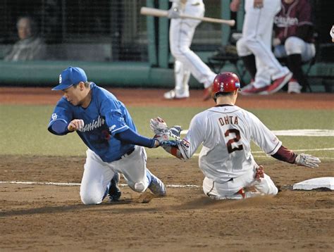 中日・高橋周平にアクシデント 3回守備で走者と交錯 しばらく立ち上がれず苦悶の表情 石川昂と交代：中日スポーツ・東京中日スポーツ