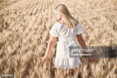 Hot Farm Girl Fotografías E Imágenes De Stock Getty Images