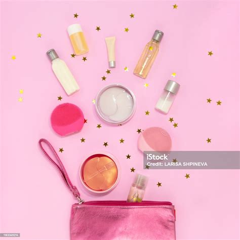 메이크업 제품 화장품 가방 크림 항아리 젤 병 실리콘 페이셜 클렌징 브러시 하이드로 겔 아이 패치 황금 별핑크 배경에 플랫 레이