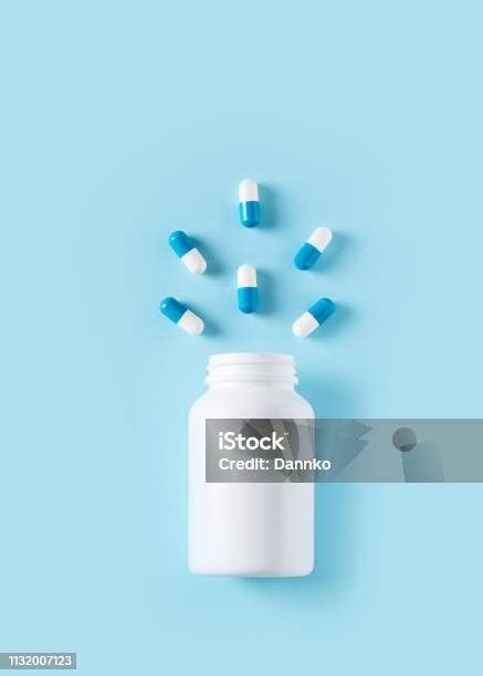いくつかのカプセルと青の背景にボトル薬と医療の概念 カプセル剤のストックフォトや画像を多数ご用意 カプセル剤 コンセプト