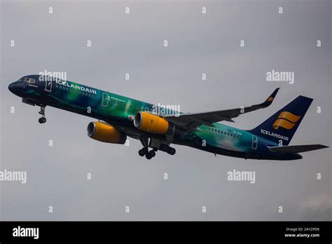 Icelandair Northern Lights Hi Res Stock Photography And Images Alamy