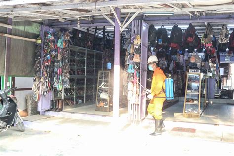 မန္တလေးမြို့ ဘုရားကြီးဈေးတွင် ပိုးသတ်ဆေးဖျန်း ဓာတ်ပုံ