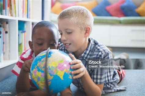 세계 도서관에 공부 하는 학교 아이 들 6 7 살에 대한 스톡 사진 및 기타 이미지 6 7 살 8 9 살 개발 Istock