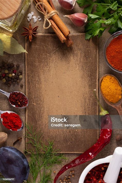 다양한 향신료와 허브 나무 커팅 보드 테이블 배경에 요리 개념과 재료 강황에 대한 스톡 사진 및 기타 이미지 강황 달걀 마늘 Istock