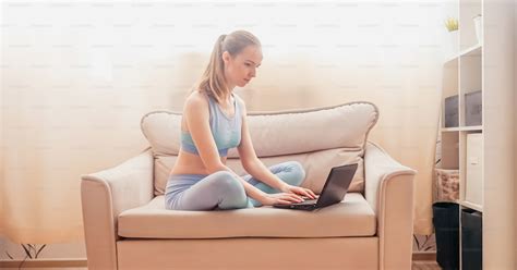 집 소파에서 노트북을 사용하는 여자 자가 격리 원격 근무 사진 Unsplash의 컴퓨터 이미지