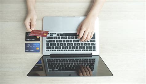 사업가 손 노트북을 입력하고 집에서 컴퓨터에 온라인 쇼핑에 신용 카드를 보유 지불 전자 상거래 인터넷 뱅킹 돈을 지출 개념에 대한 스톡 사진 및 기타 이미지 Istock