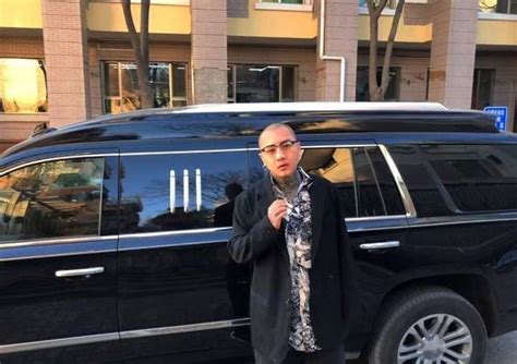 快手主播方丈處境艱難，直播「全副武裝」，怕被打回原形 每日頭條