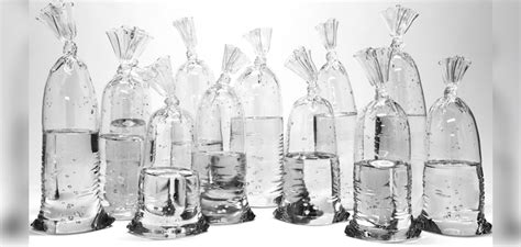 Ces Sculptures En Verre Imitent à La Perfection Des Sacs Remplis Deau