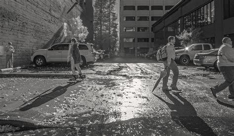 무료 이미지 보행자 눈 검정색과 흰색 사람들 도로 거리 사진술 보도 젖은 도시의 아스팔트 날씨 검은 단색화 레인 2015 하부 구조 365