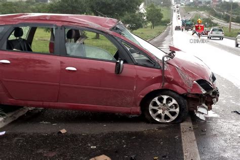 Motorista morre em acidente após colidir contra árvore na BR Metrópoles