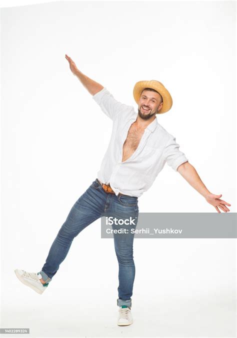 하얀 셔츠와 밀짚 모자를 쓴 재미있는 남자가 스튜디오에서 고립 된 흰색 배경에 다른 감정과 몸짓으로 유쾌하게 포즈를 취합니다 30 34세에 대한 스톡 사진 및 기타 이미지