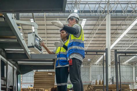 골판지 기술자는 바느질 기계 재료 정렬 품질 관리 문제 해결을 설정합니다 2명에 대한 스톡 사진 및 기타 이미지 2명 검사