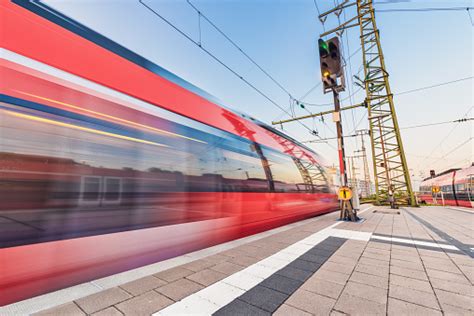 모션 일몰에 철도 역에 고속 열차 레드는 유럽에서 철도 플랫폼에 현대도 시간 기차를 흐려 여객 철도 교통입니다 저녁에 철도입니다 여행 기차에 대한 스톡 사진 및 기타 이미지