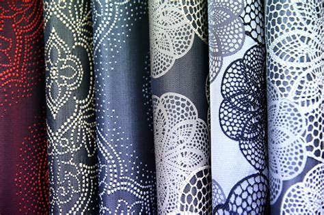 다채로운 직물은 여자와 남자에 대 한 모든 종류의 옷을 디자인 하는 데 사용 됩니다 그것은 캔버스와 목화 실크 옷에 대 한 모든 적합 한 수 있습니다 곡선에 대한 스톡 사진