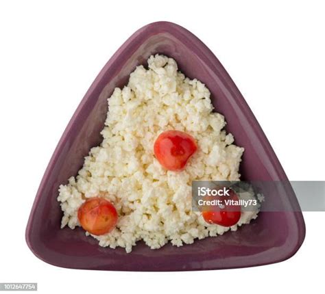 흰색 배경에 고립 체리와 코 티 지 치즈입니다 접시에 체리와 코 티 지 치즈입니다 0명에 대한 스톡 사진 및 기타 이미지 0