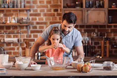 Padre E Hija Cocinando 2024