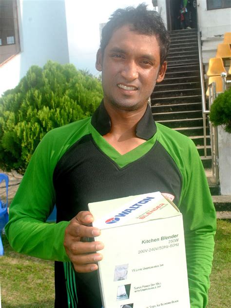 Naeem Islam Shows Off His Winnings