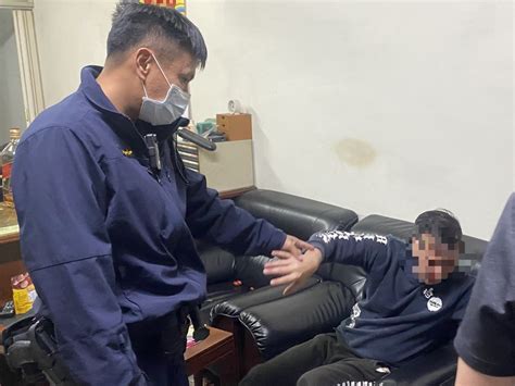 身體不適癱躺客廳 竹園警和救護員及時助男子就醫
