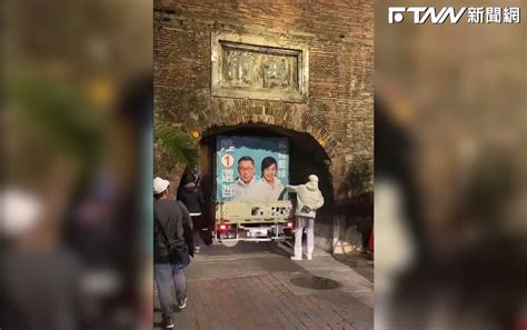 柯p宣傳車卡恆春「西門」！ 巧復刻《海角七號》 網嘲：阿北出事了