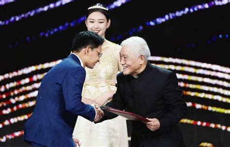 牛犇个人资料简介代表作品（牛犇：用一生演配角，陈道明见了他都要弯腰，85岁一个人住养老院） 人物集