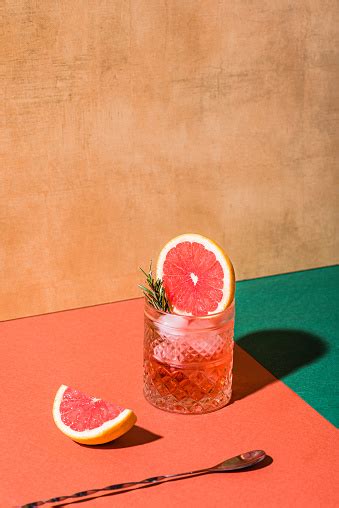 Campari의 기초에있는 빨간 칵테일 또는 기하학적 배경에 피 빨간 오렌지 와 쓴 맛 아메리카노 또는 네그로니 칵테일을 곁들인