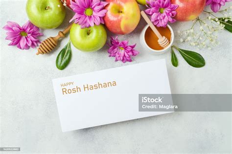 유대인 휴일 Rosh Hashanah 인사말 카드 모형 사과 꽃 및 꿀이있는 상단보기 배경 플랫 레이 0명에 대한 스톡 사진 및