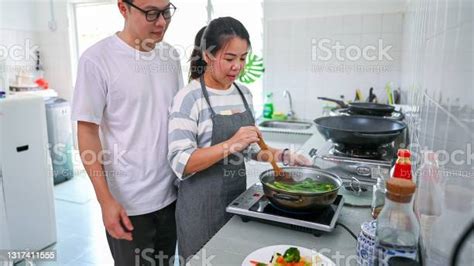 부엌에서 음식을 요리하는 행복한 아시아 커플 2명에 대한 스톡 사진 및 기타 이미지 2명 35 39세 가정 생활 Istock