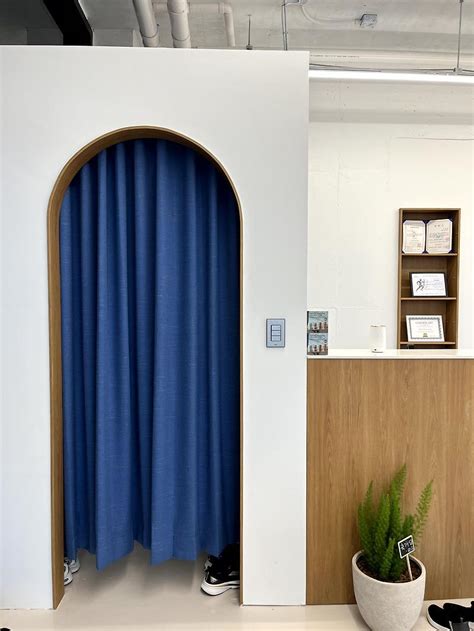 제주커튼 Vitt 서귀포 서홍동 재활and자세교정 전문 센터 디무브 도어커튼 허니콤쉐이드 설치