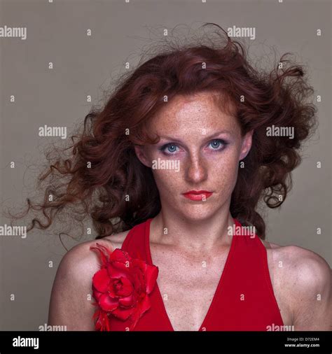 Rotes Halfter Kleid Fotos Und Bildmaterial In Hoher Auflösung Alamy
