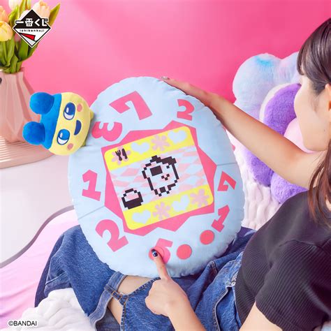 「たまごっち」コラボの一番くじが登場！限定たまごっちや約40cmの飛び出た♪まめっちクッションなどをラインナップ｜株式会社bandai