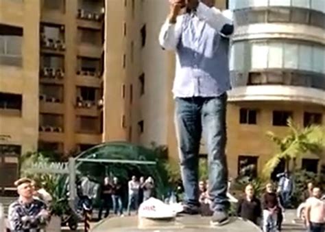 بالفيديو حاول الانتحار امام المارة بسلاح حربي مطلقا النار وهذا ما حصل