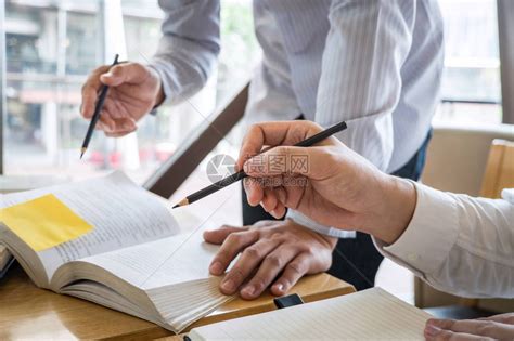 一群年轻人在帮助教授朋友教育准备考试期间学习图书馆新课知识高清图片下载 正版图片506096674 摄图网
