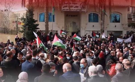 إعتصام حاشد أمام مجمع المحاكم برام الله رفضاً للتغول على السلطة