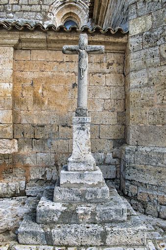빌라바 데 로스 알코어스 발라돌리드 주 로마네스크 양식 Xii 세기의 산티아고 아포스톨 교회에서 십자가에 예수 그리스도와 돌 십자가 13세기에 대한 스톡 사진 및 기타