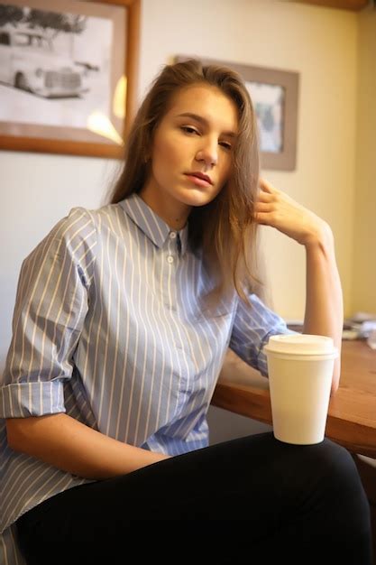 Fille Avec Du Café Jeune Belle Fille Est Assise Dans Un Café Et Boit
