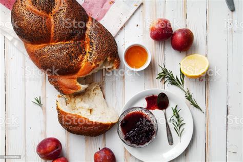 전통적인 유태인 빵 갈색 Challah 과일과 꿀와 흰색 나무 배경에 소박한 개념입니다 공간 복사 유대교 안식일에 대한 스톡